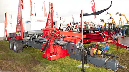 Lamma: Anderson Stackpro shifts straw bales quickly - Farmers Weekly