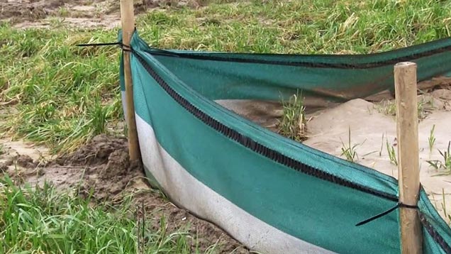 Video: See how filter fences can reduce soil erosion - Farmers Weekly