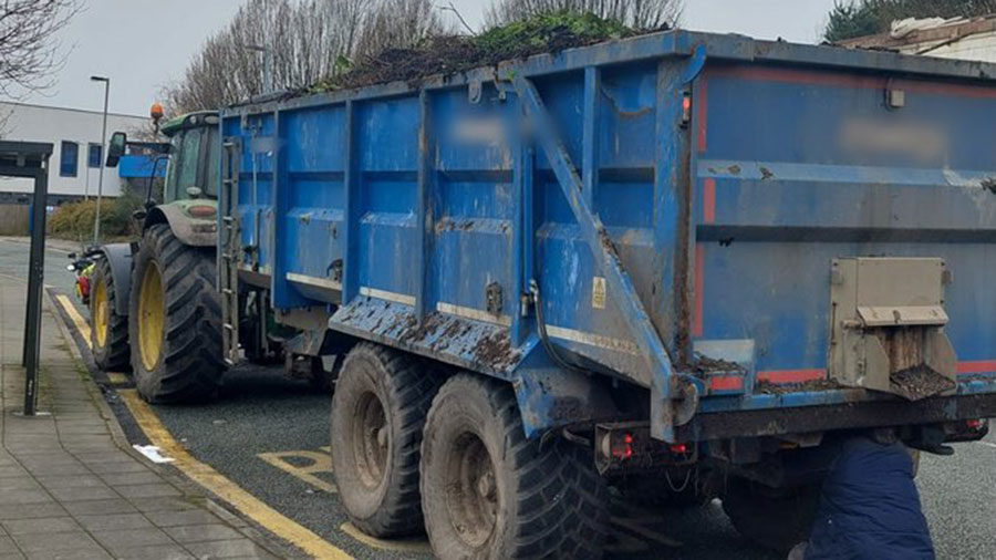 Police target tractor drivers towing unsecured loads - Farmers Weekly