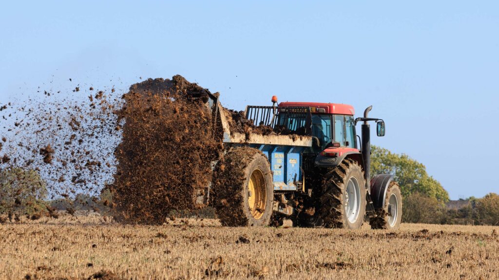 Why growing risks raise value of straw-for-muck deals - Farmers Weekly