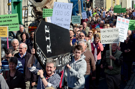 In pictures: farmers protest at cattle market - Farmers Weekly